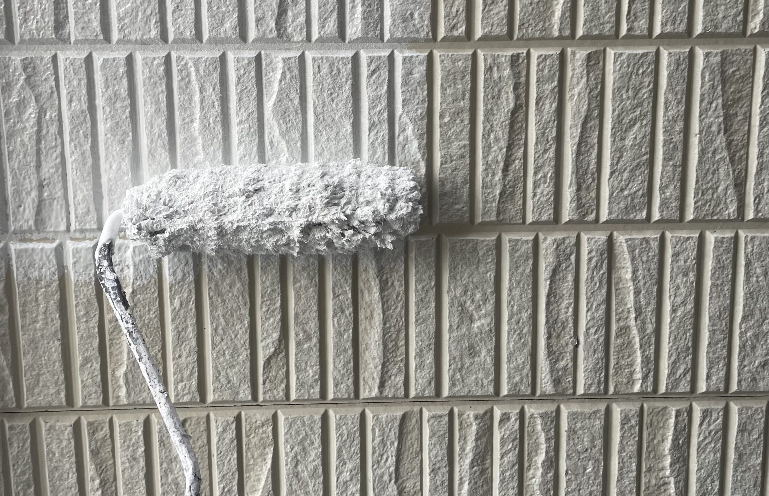 外壁塗装の下塗りとは！？下塗りの種類や役割を解説 | 【外壁塗装・屋根塗装専門店】名古屋市、尾張旭市、瀬戸市、豊田市はリメイクホームへ